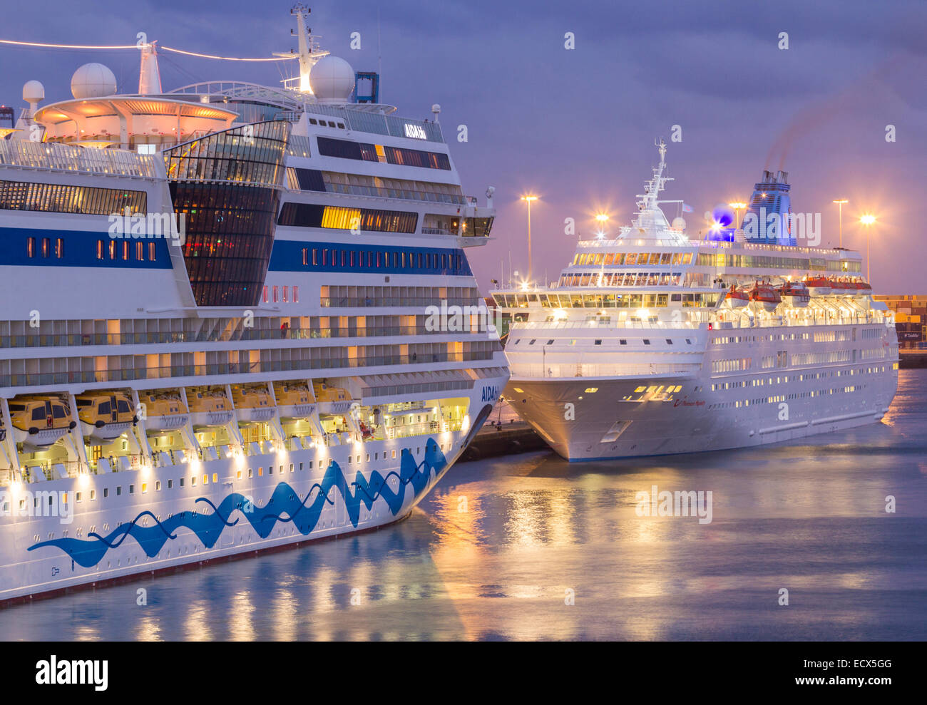 Cruise ships Aida Blue (left) and Thomson Majesty (right) in Las Palmas ...