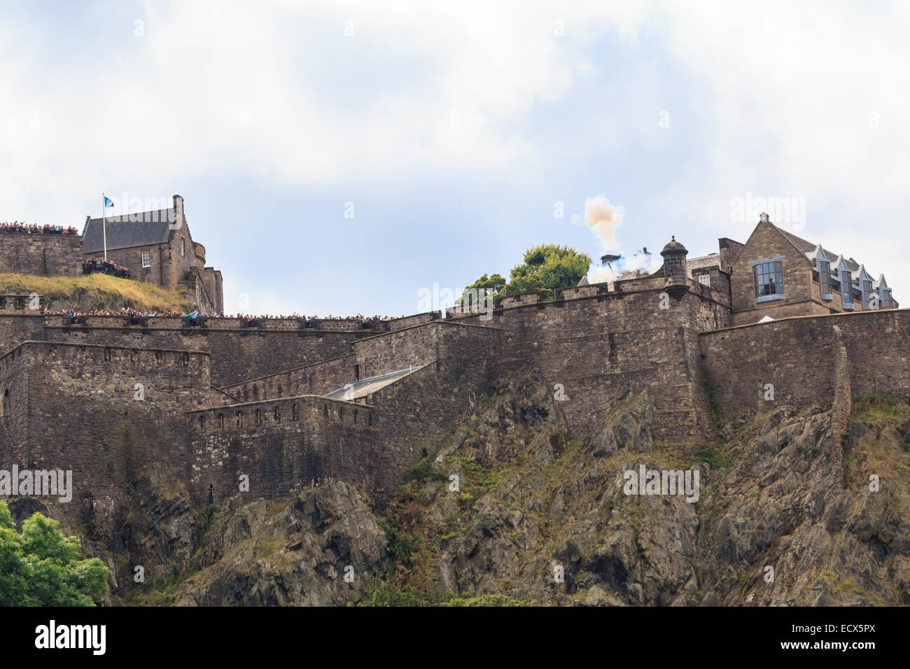 One oclock gun at edinburgh castle hi-res stock photography and images ...