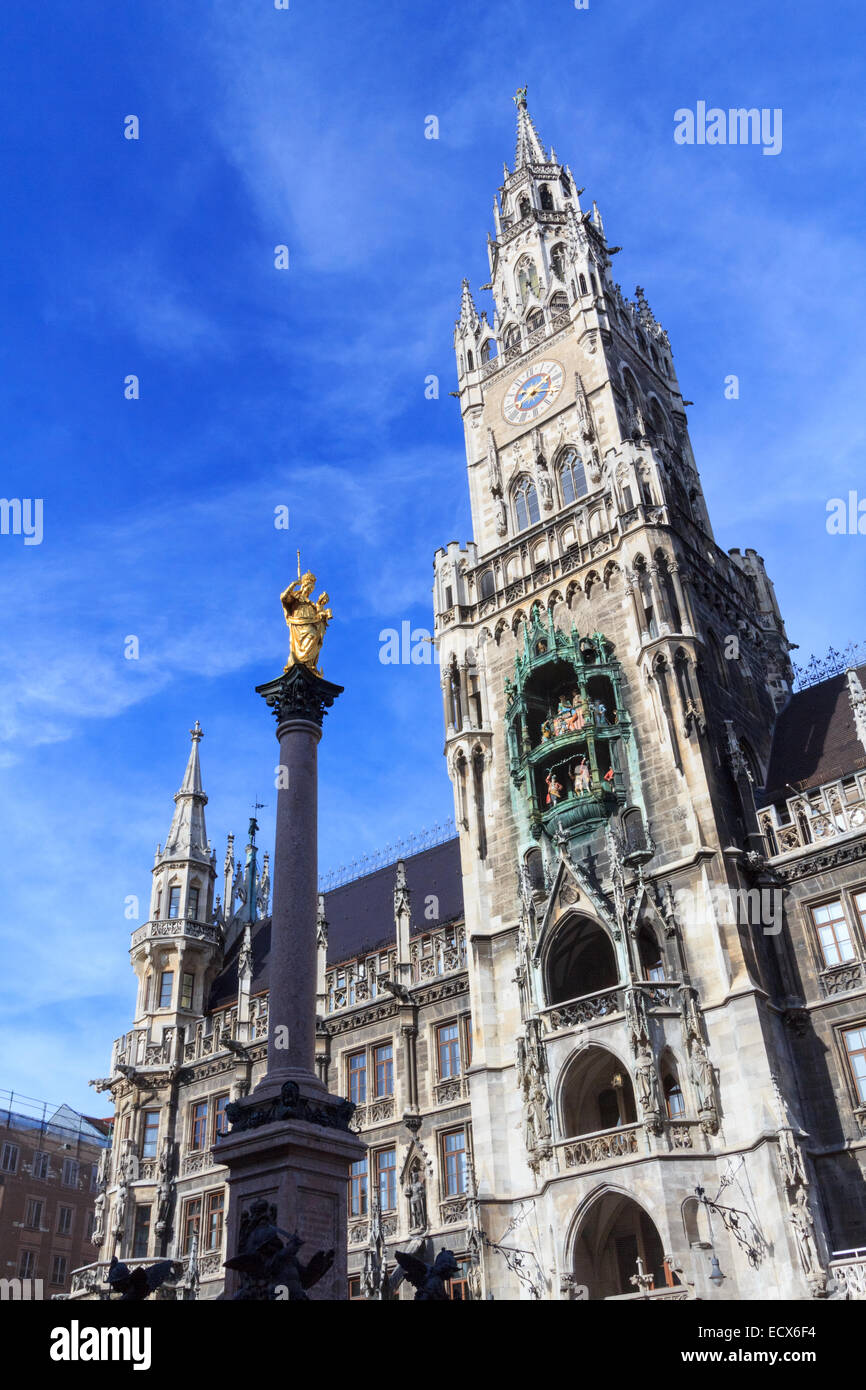 Munich city hall and the statue of queen Mary on Marienplatz Stock ...