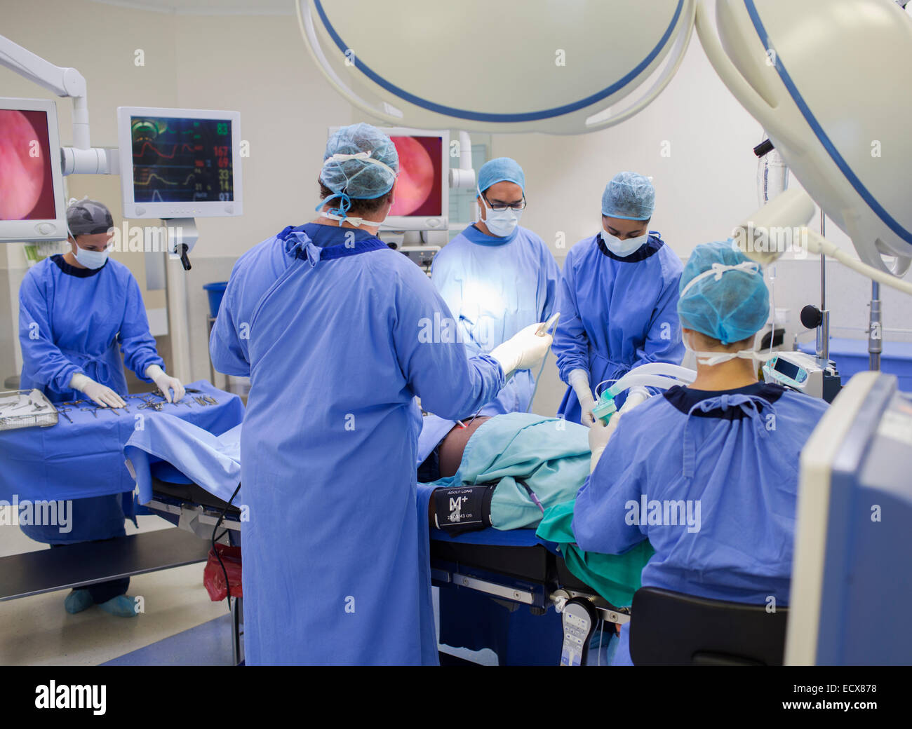Team of doctors performing surgery in operating theater Stock Photo - Alamy