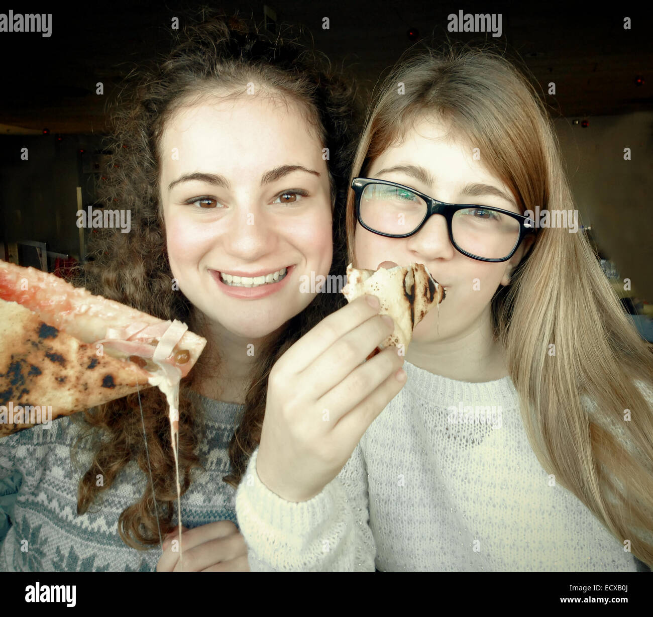 Two blonde girls hi-res stock photography and images - Alamy