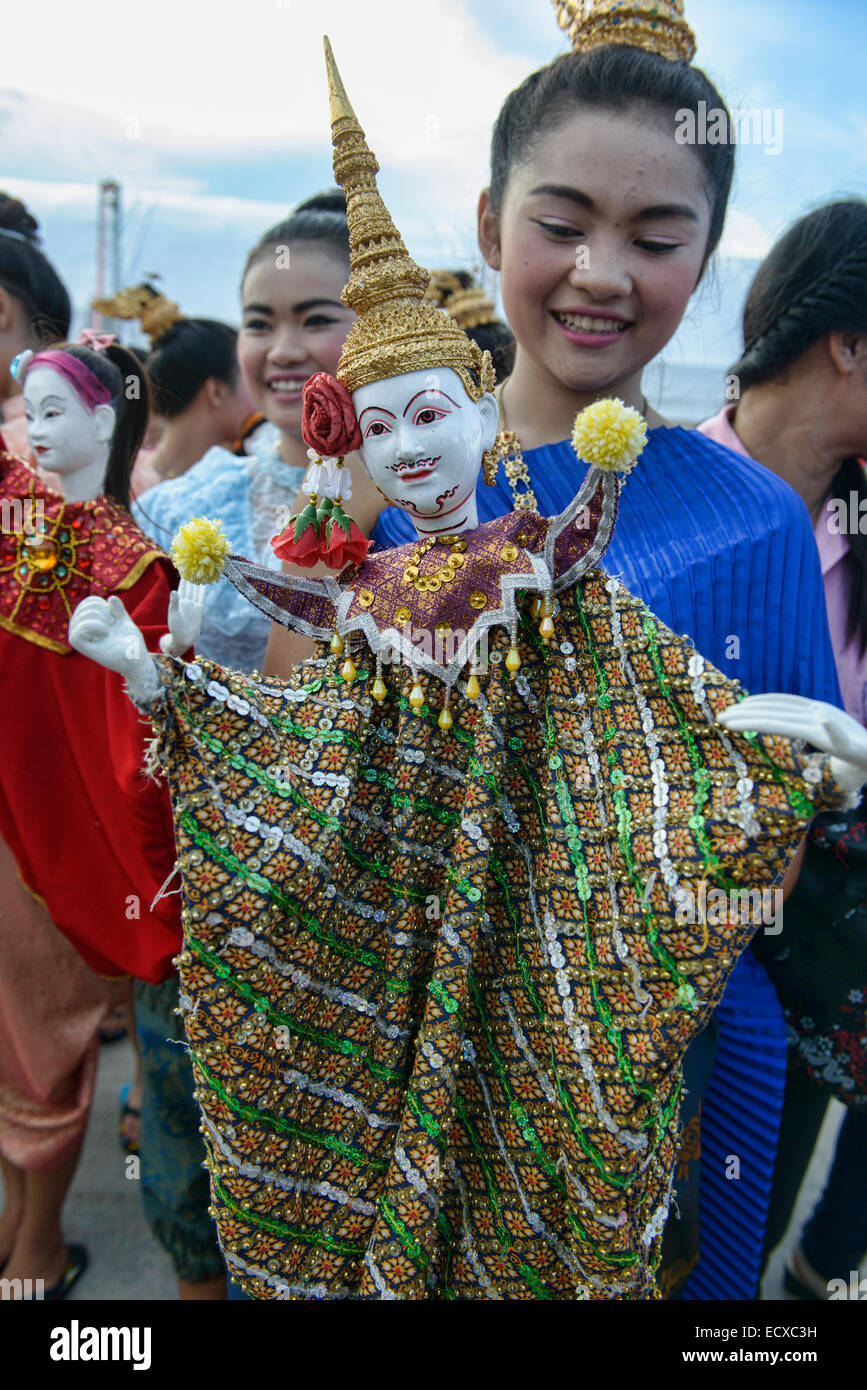 Traditonal Thai puppet and performer at the World Puppet Festival ...