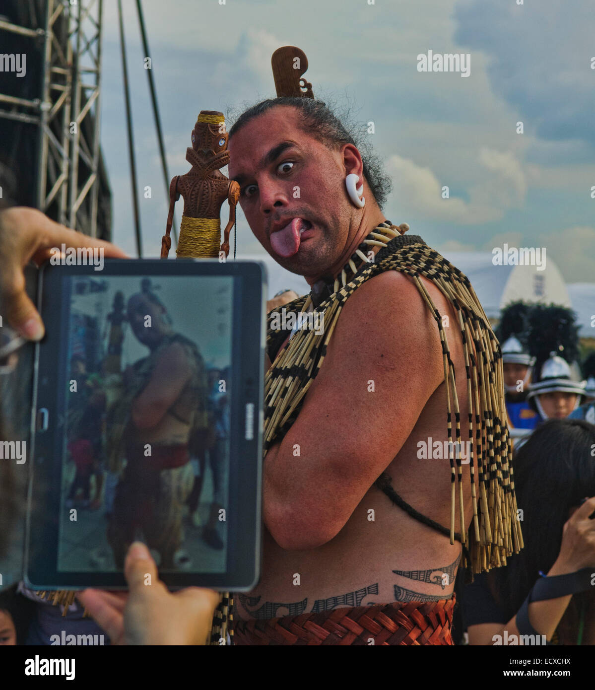 Photographing a Maori with his puppet at the World Puppet Festival in ...