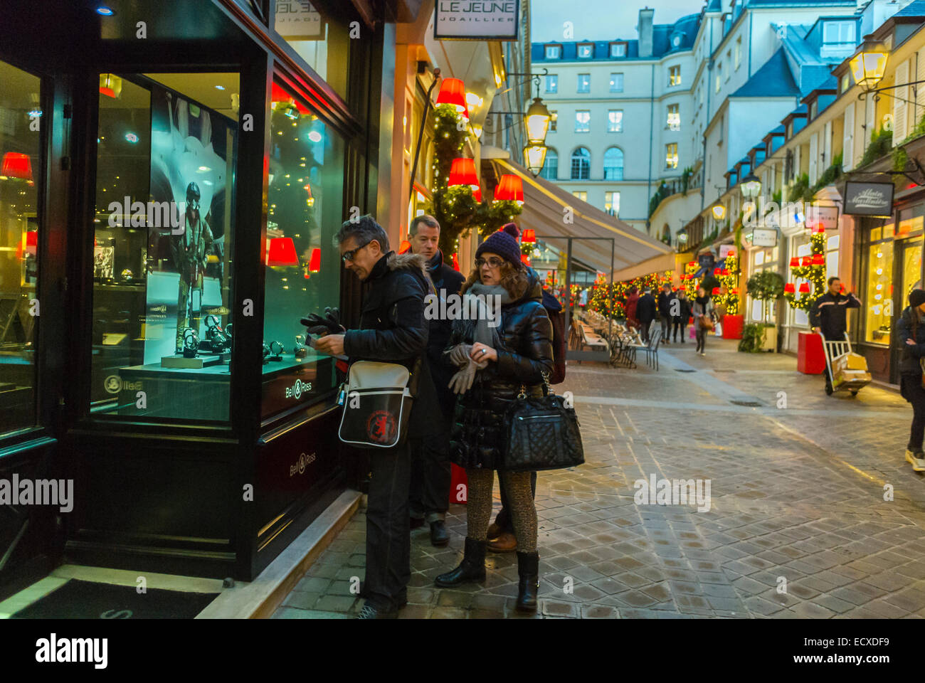 Parisian Christmas Tradition High Resolution Stock Photography and ...