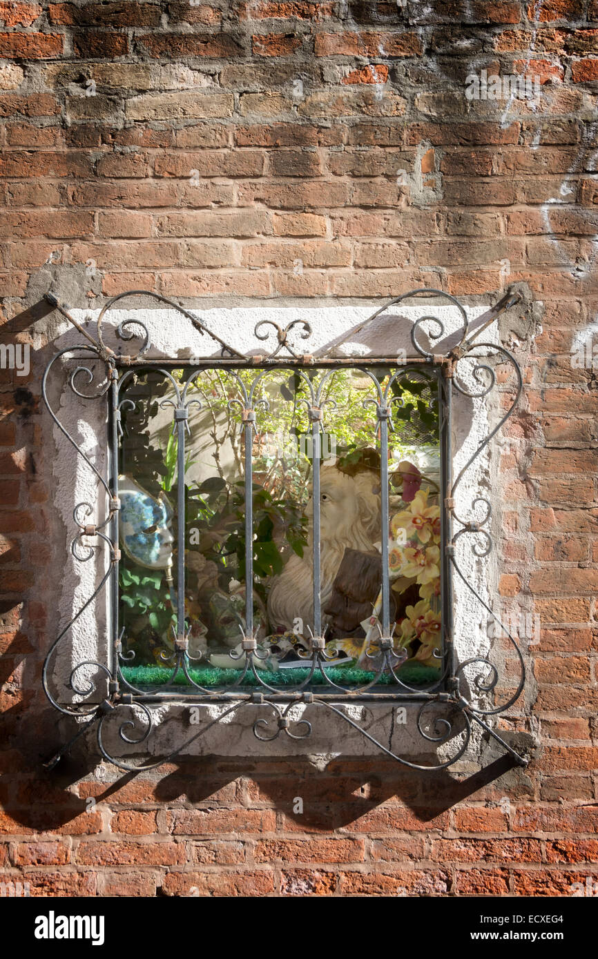 Venetian carnival masks shop Stock Photo - Alamy