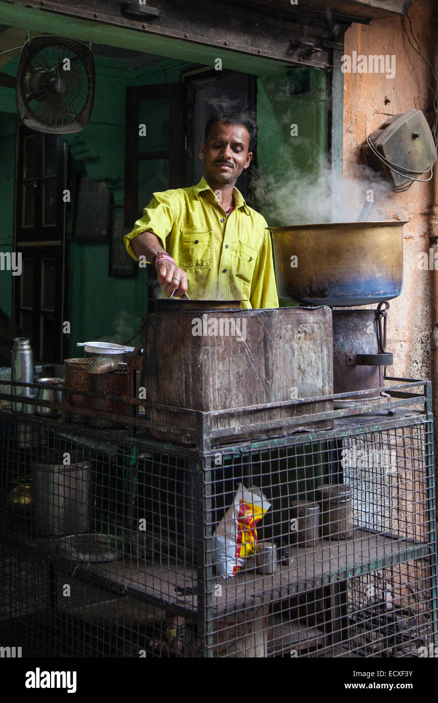 Chaiwala hi-res stock photography and images - Alamy