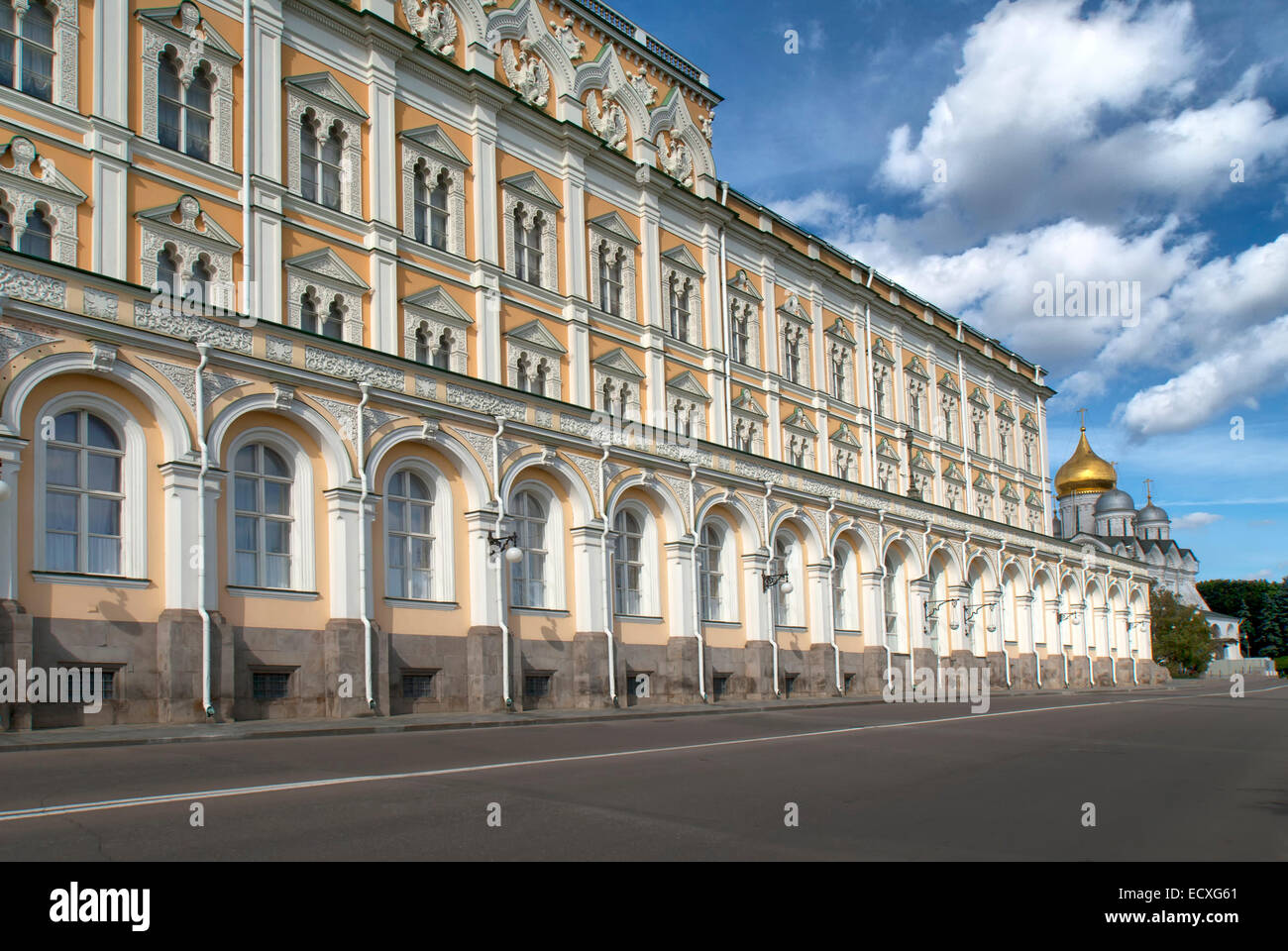 Long wall of one of the office buildings at the Kremlin Stock Photo - Alamy