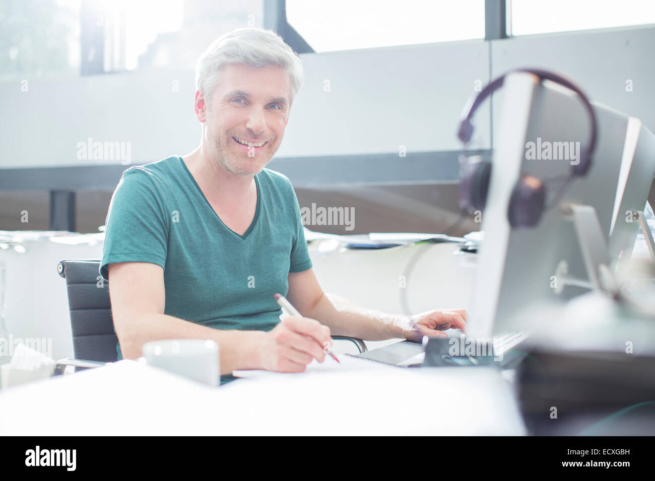 Older man working on computer at desk Stock Photo - Alamy