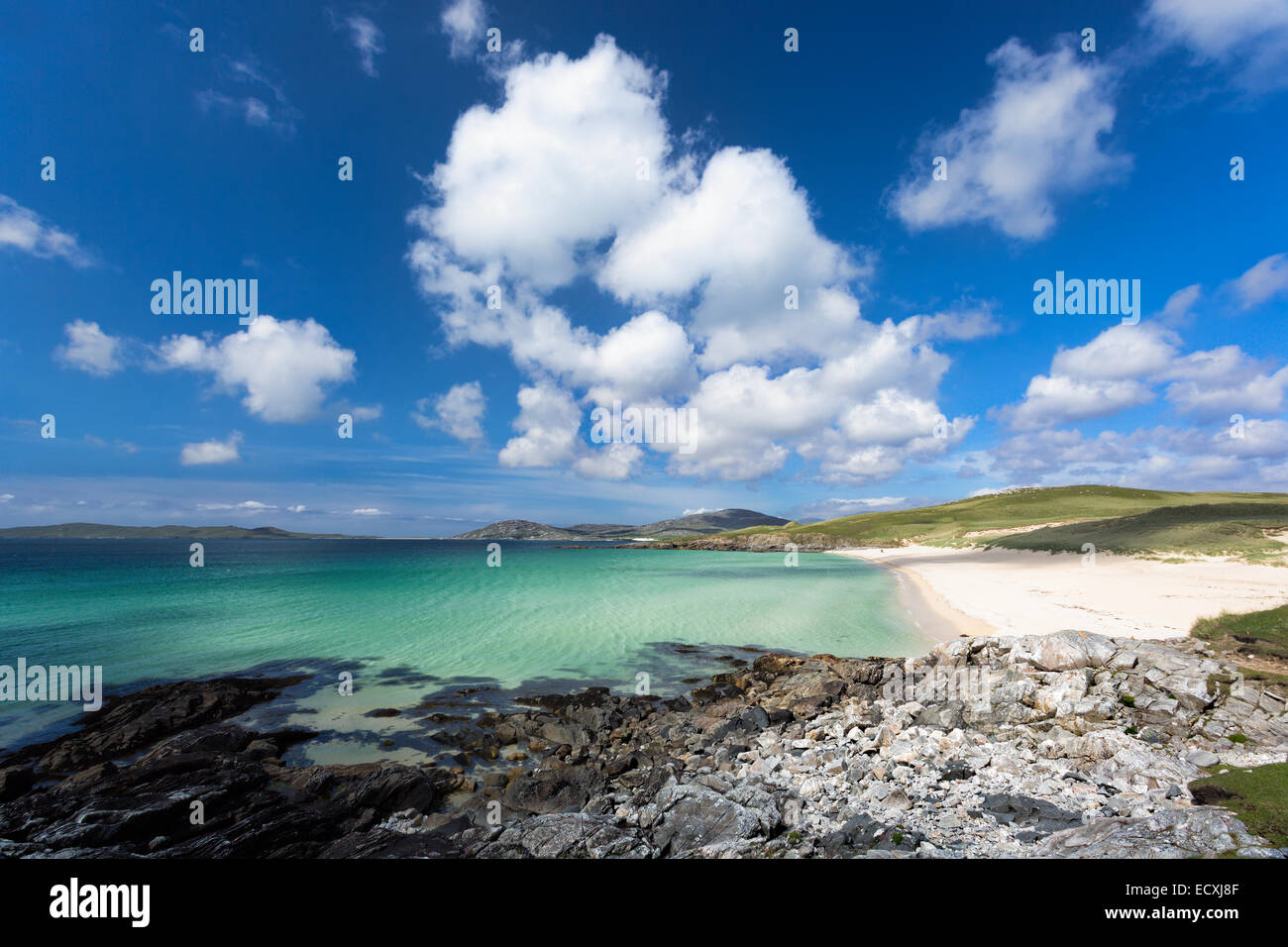Turquoise waters of Luskentyre beach on the Isle of Harris, Outer ...
