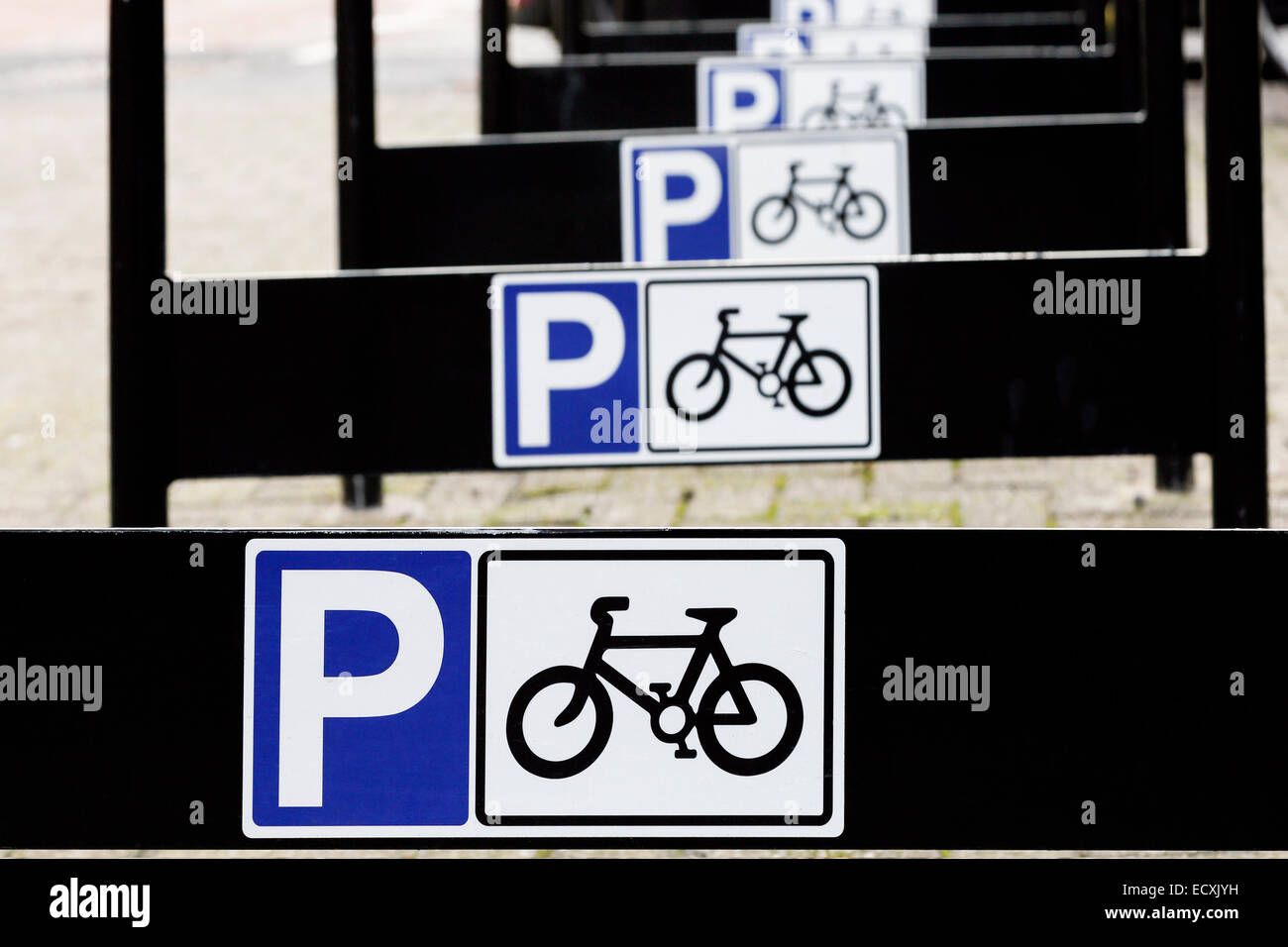 Cycle parking sign hi-res stock photography and images - Alamy