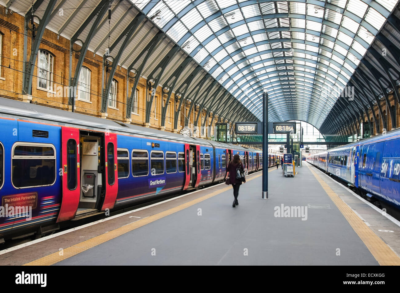 Great northern train kings cross station hi-res stock photography and ...