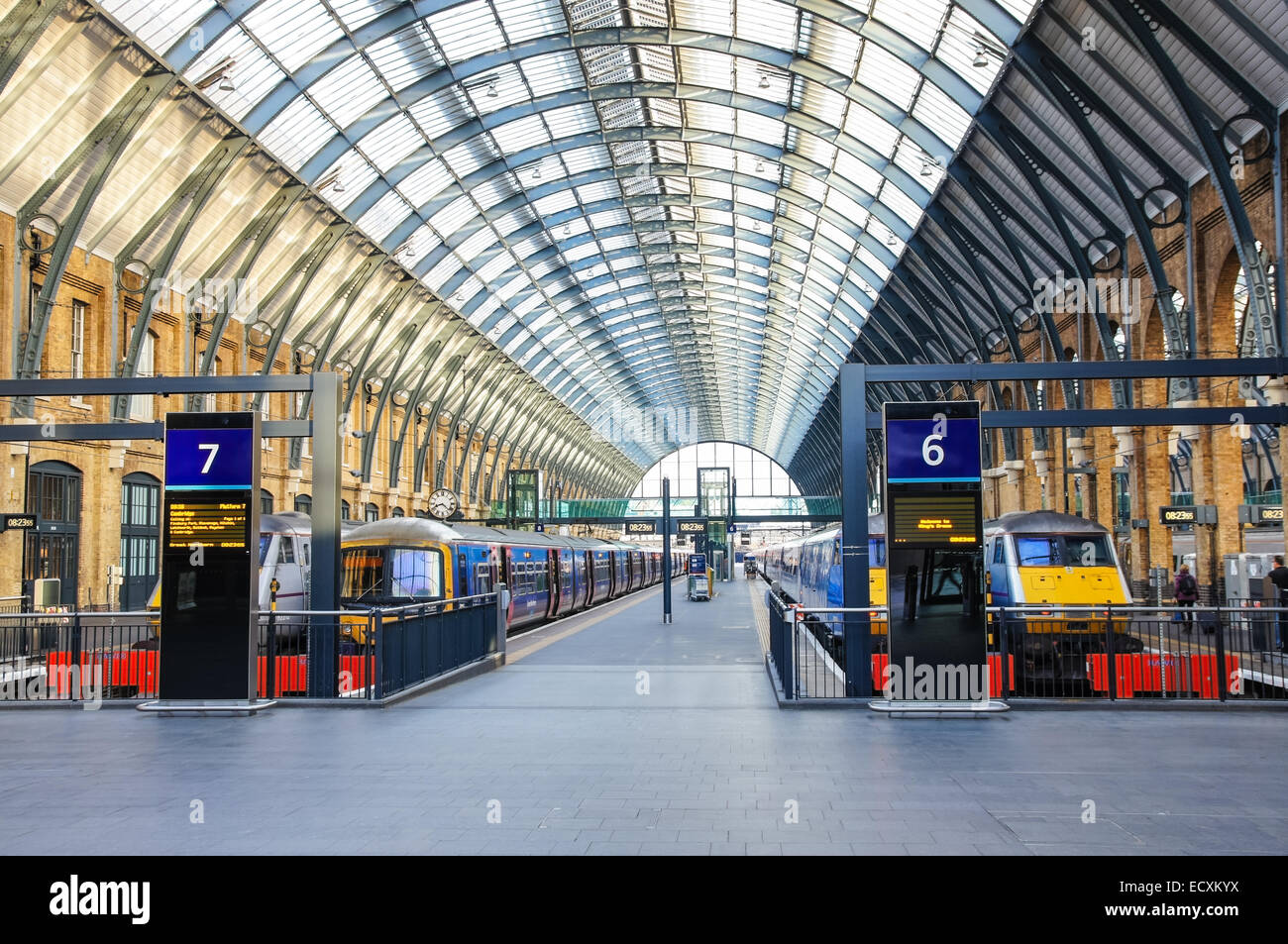 Kings cross station train hi-res stock photography and images - Alamy