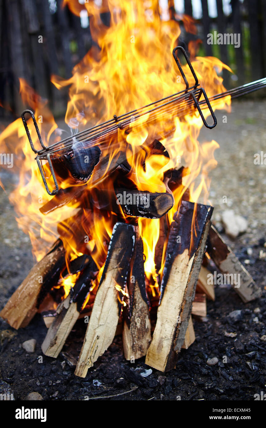 Grill on wood fire getting heat up for barbecue Stock Photo - Alamy