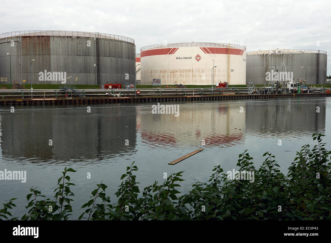 Bp storage tanks hi-res stock photography and images - Alamy
