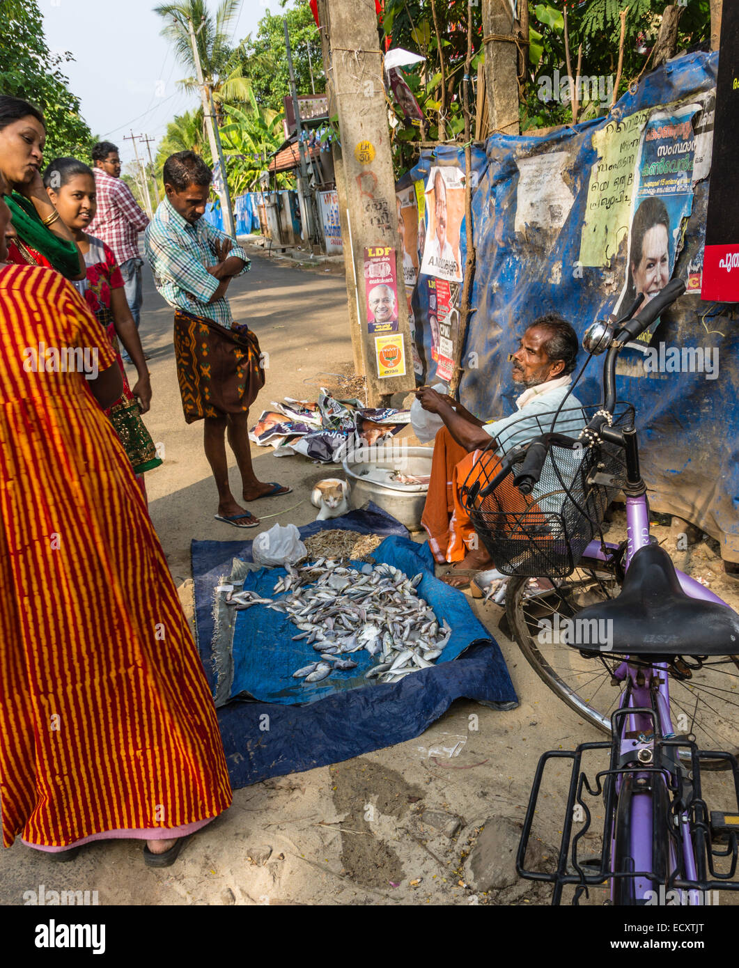 Kerala, India - Cochin. Fisherman selling fish Stock Photo - Alamy