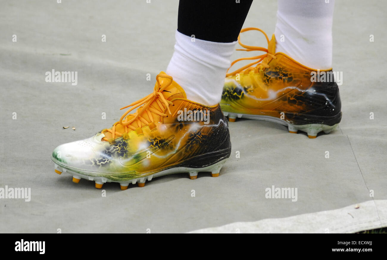 Dec 21st, 2014: James Harrison #92 custom shoes during the Pittsburgh ...