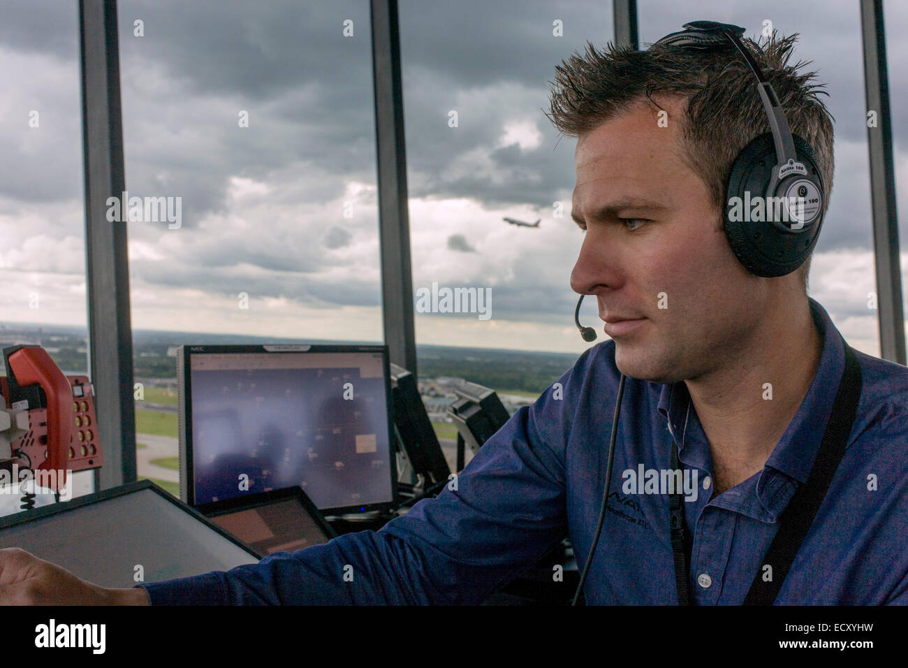 Air traffic control tower heathrow hi-res stock photography and images ...