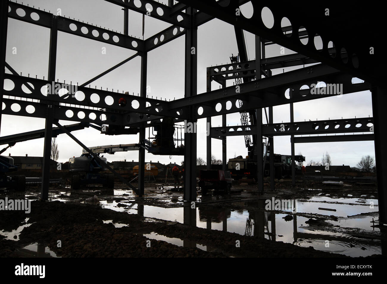 Steel frame construction building hi-res stock photography and images ...