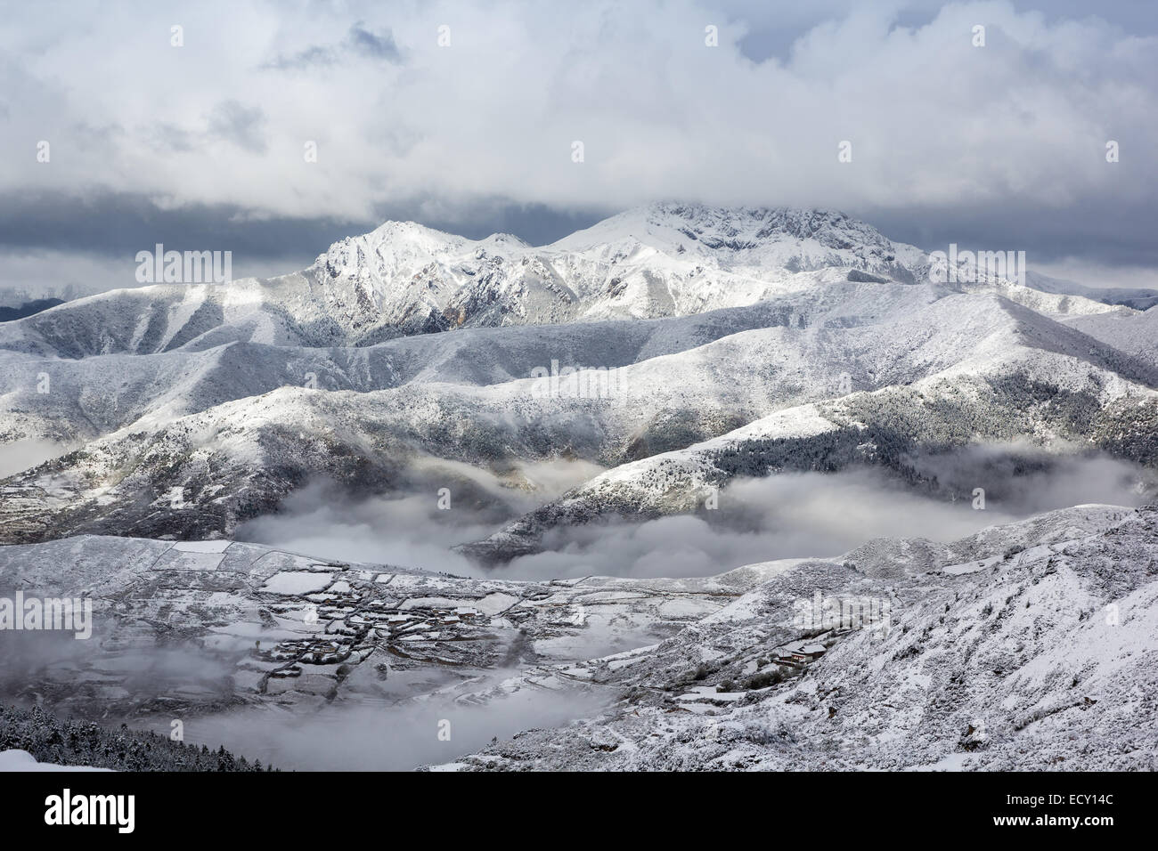 layer mountain ridge snow landscape neighbourhood of huanglong china ...