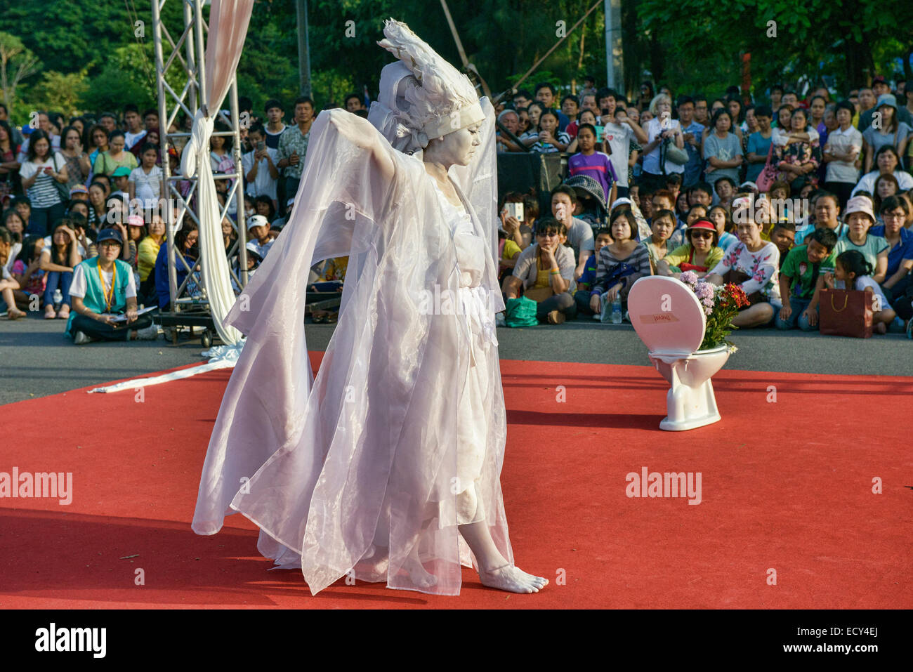 Japanese performing artist hi-res stock photography and images - Alamy