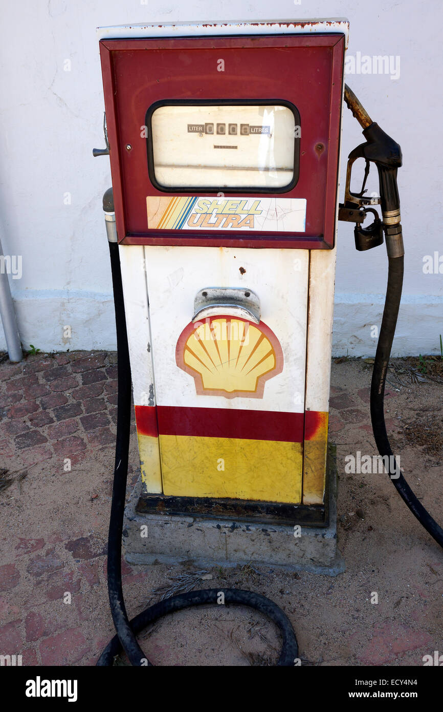 Old shell petrol pump hi-res stock photography and images - Alamy