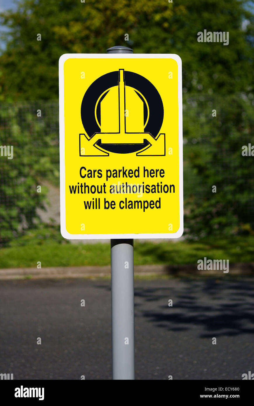 Wheel clamp sign hi-res stock photography and images - Alamy