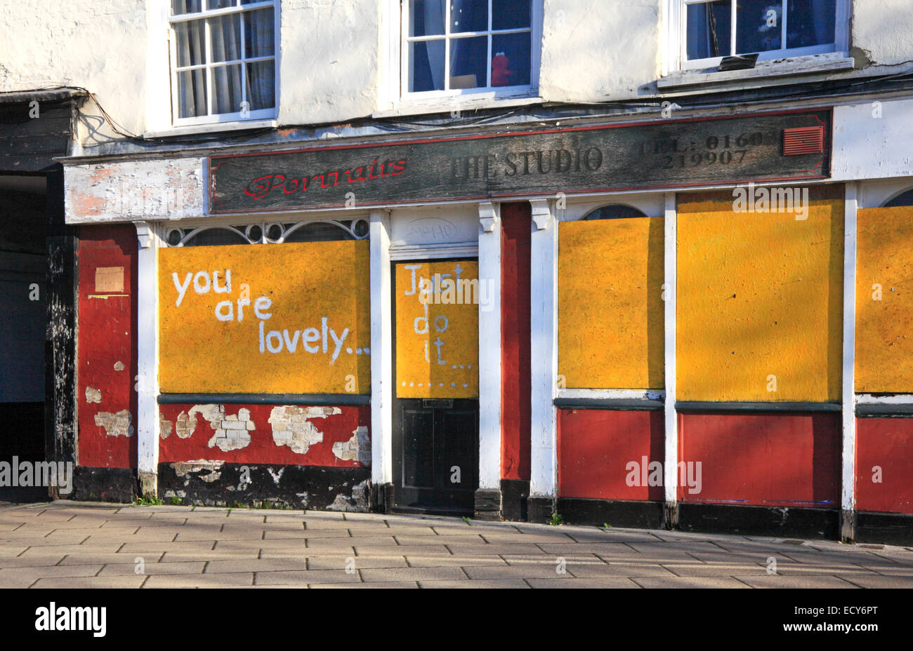 Boarded up shop hi-res stock photography and images - Alamy