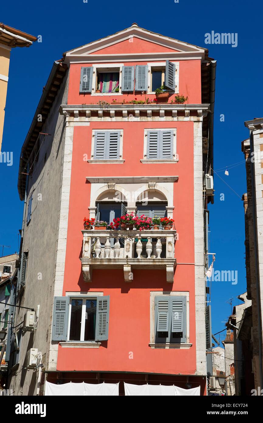 Old house corner hi-res stock photography and images - Alamy