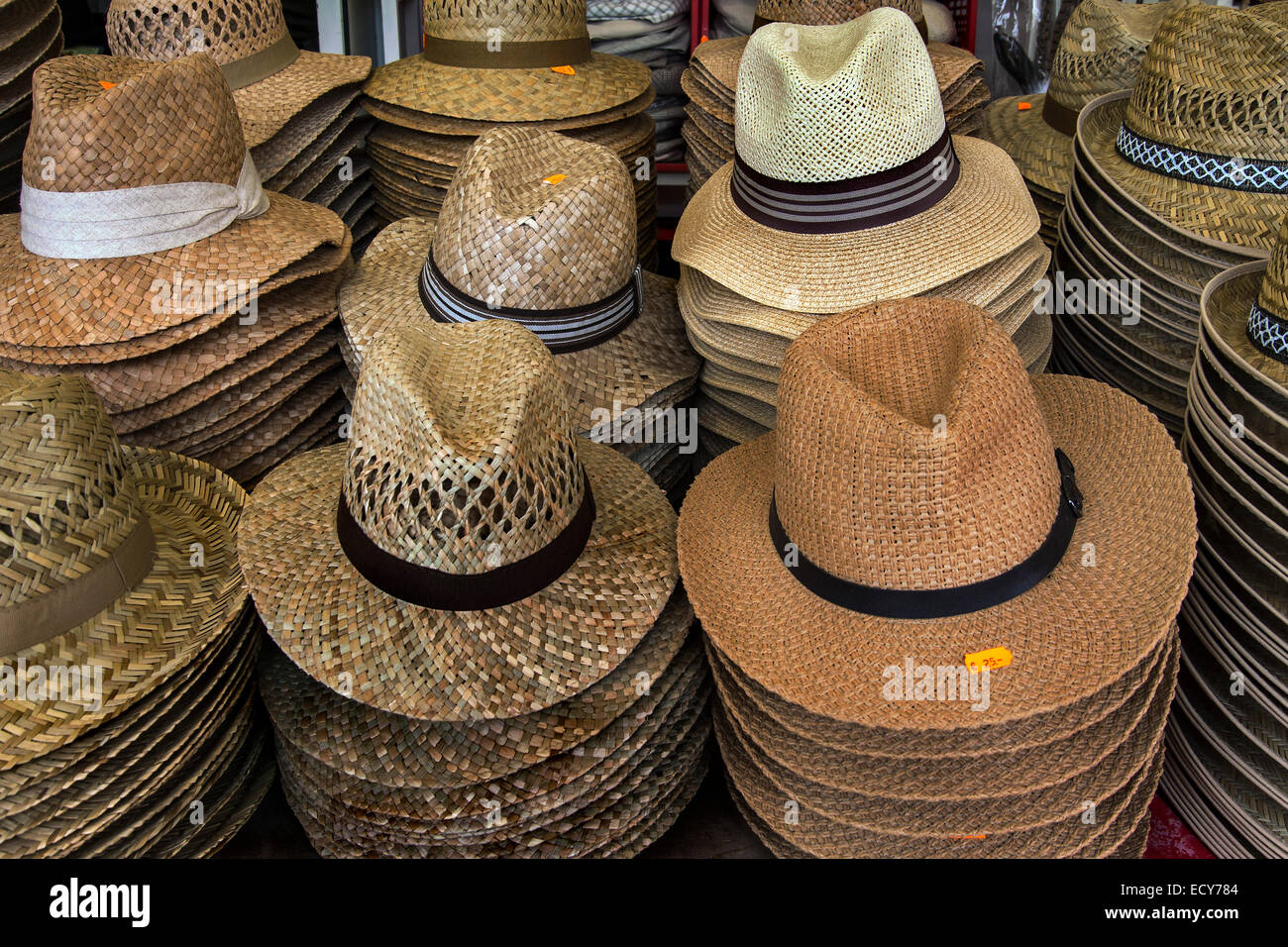 Straw hats and hi-res stock photography and images - Alamy