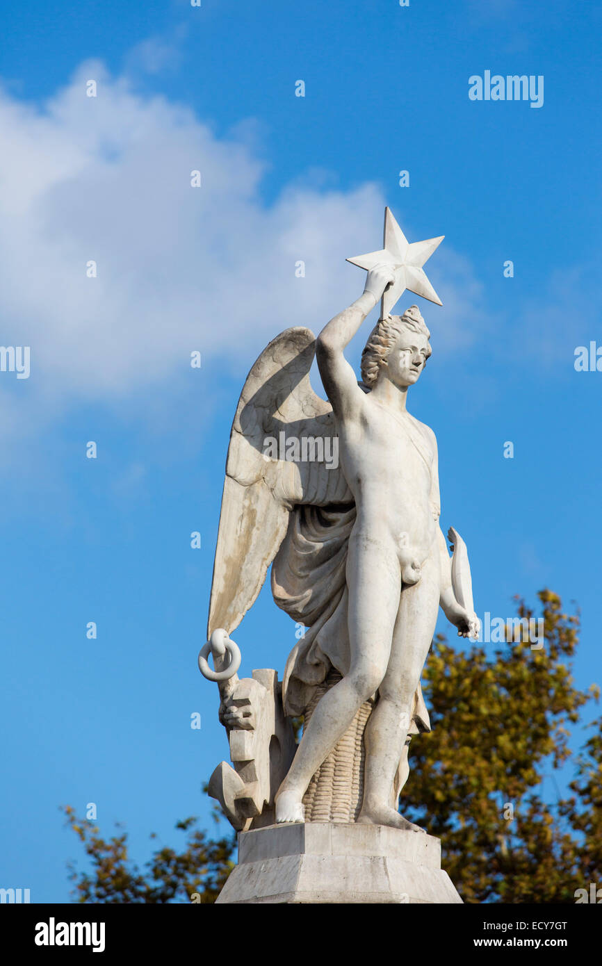 Male angel statue hi-res stock photography and images - Alamy