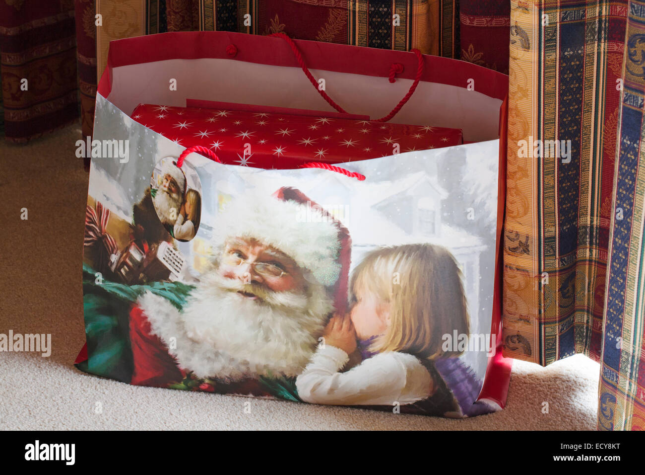 Wrapped christmas presents hi-res stock photography and images - Alamy
