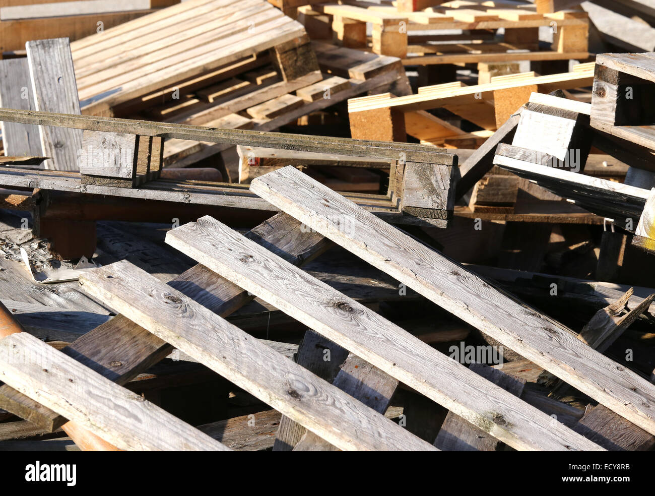 great pile of wooden pallets piled Stock Photo - Alamy