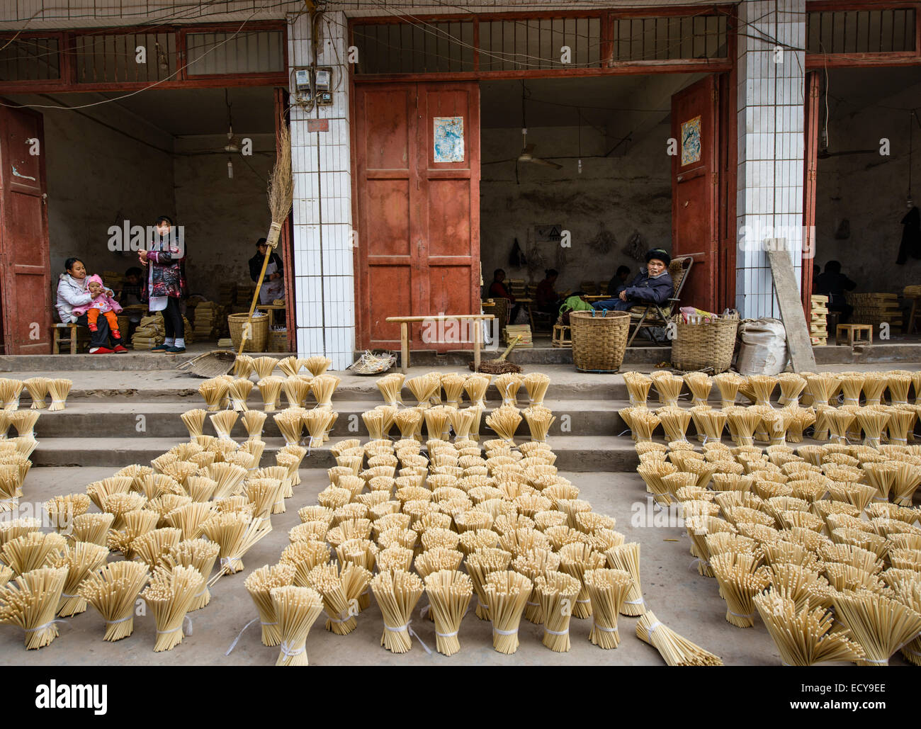 Workers in factory architecture hi-res stock photography and images - Alamy