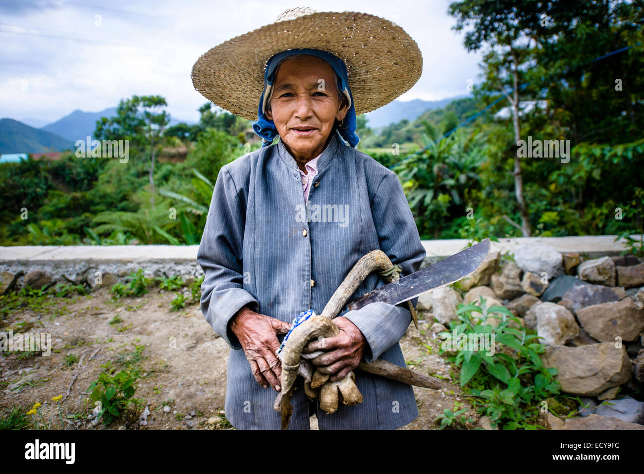 Woman wearing strawhat holding hi-res stock photography and images - Alamy