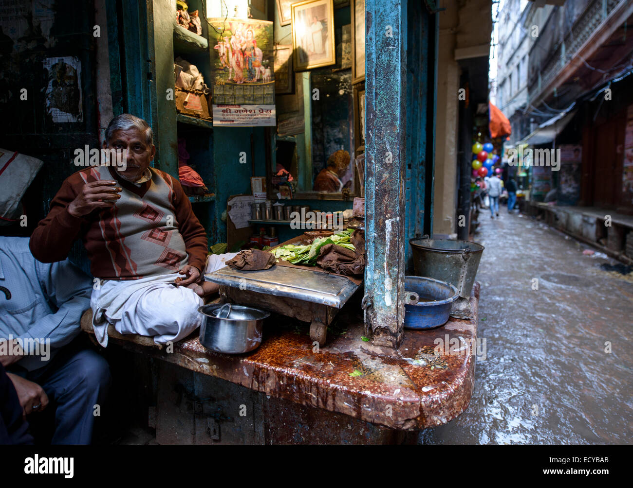 Varanasi street market hi-res stock photography and images - Alamy