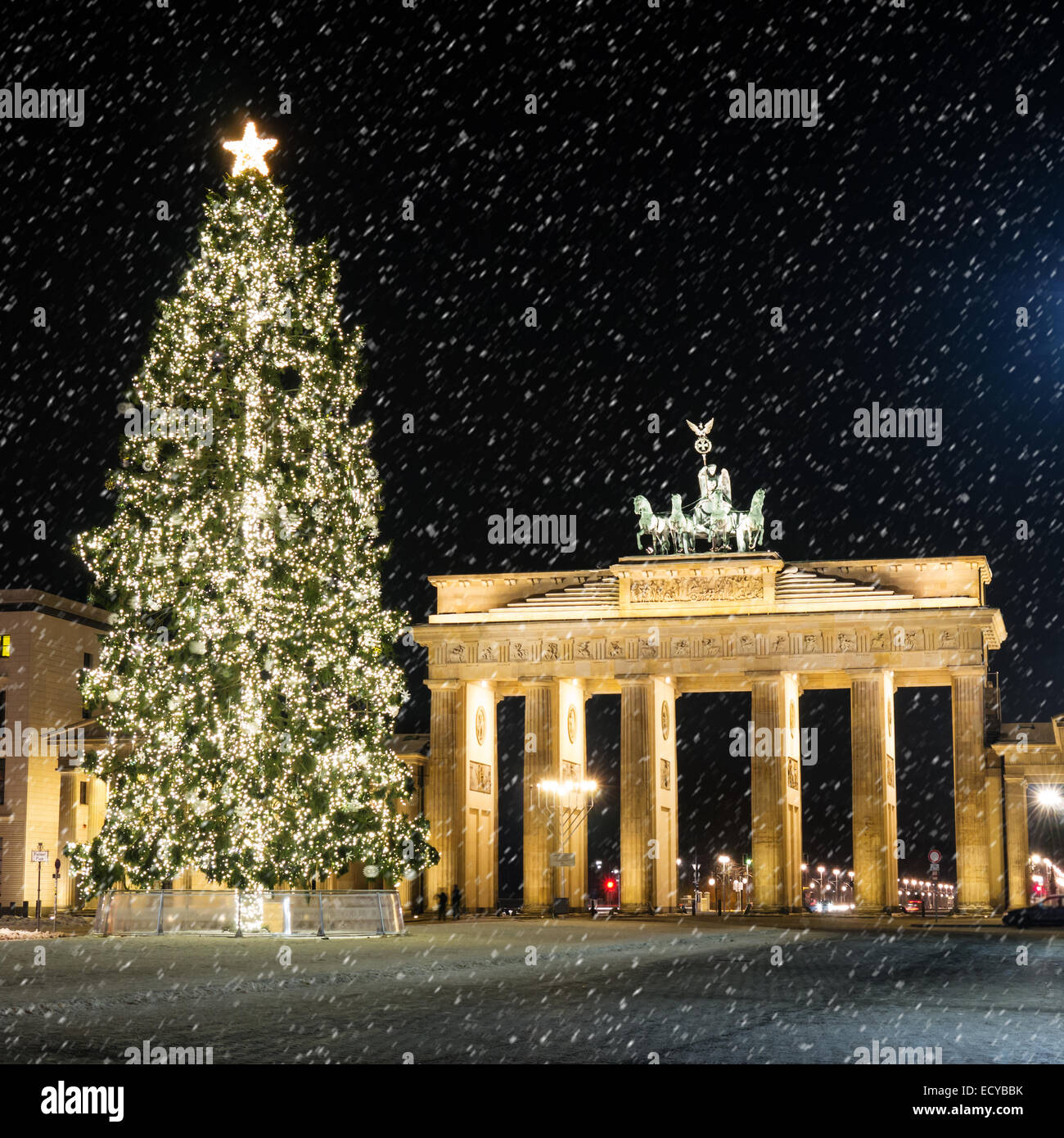 brandenburger tor with a christmas tree in winter time Stock Photo - Alamy
