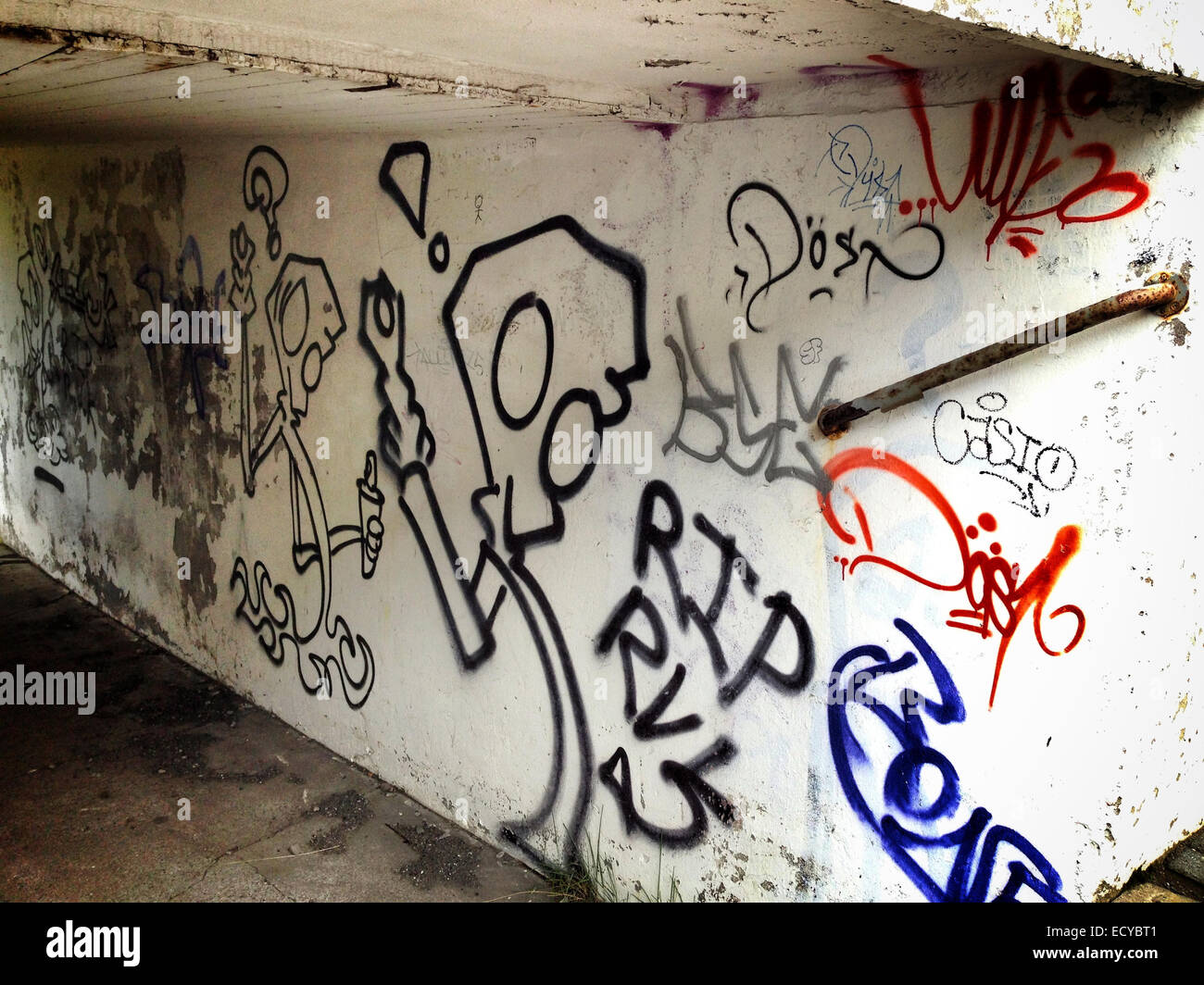 Graffiti wall under platform Stock Photo - Alamy