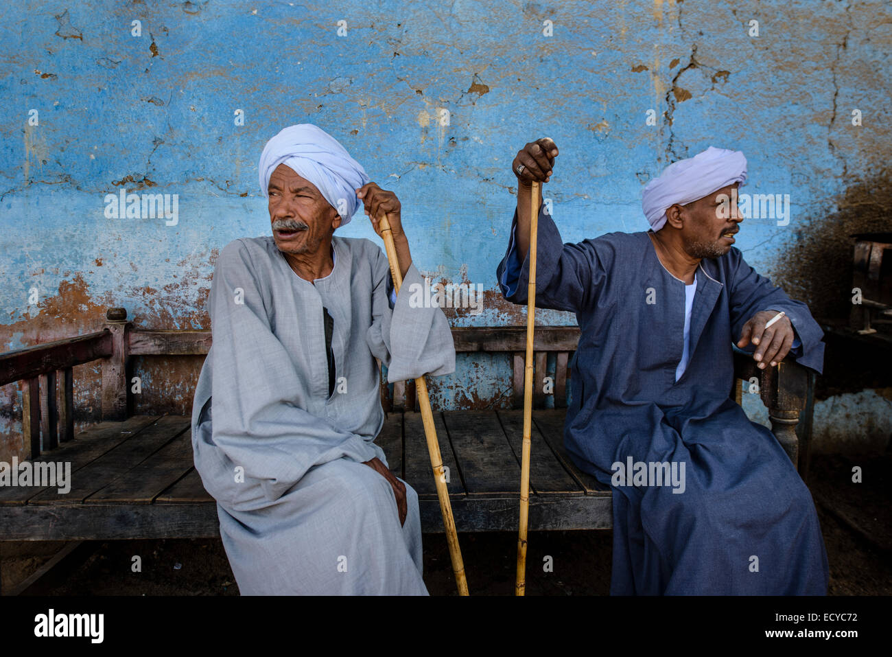 Arab men holding hands hi-res stock photography and images - Alamy