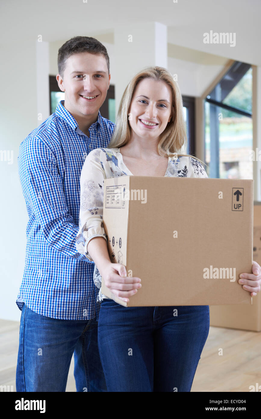 Happy couple moving house hi-res stock photography and images - Alamy