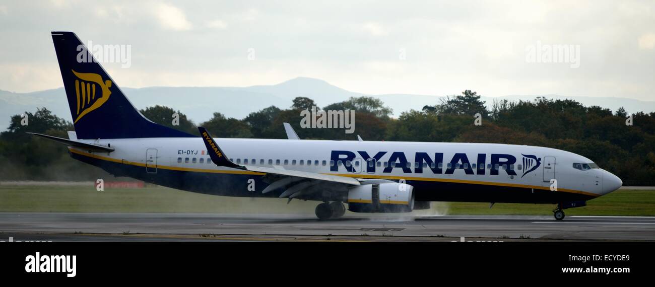 Ryanair aircraft hi-res stock photography and images - Alamy