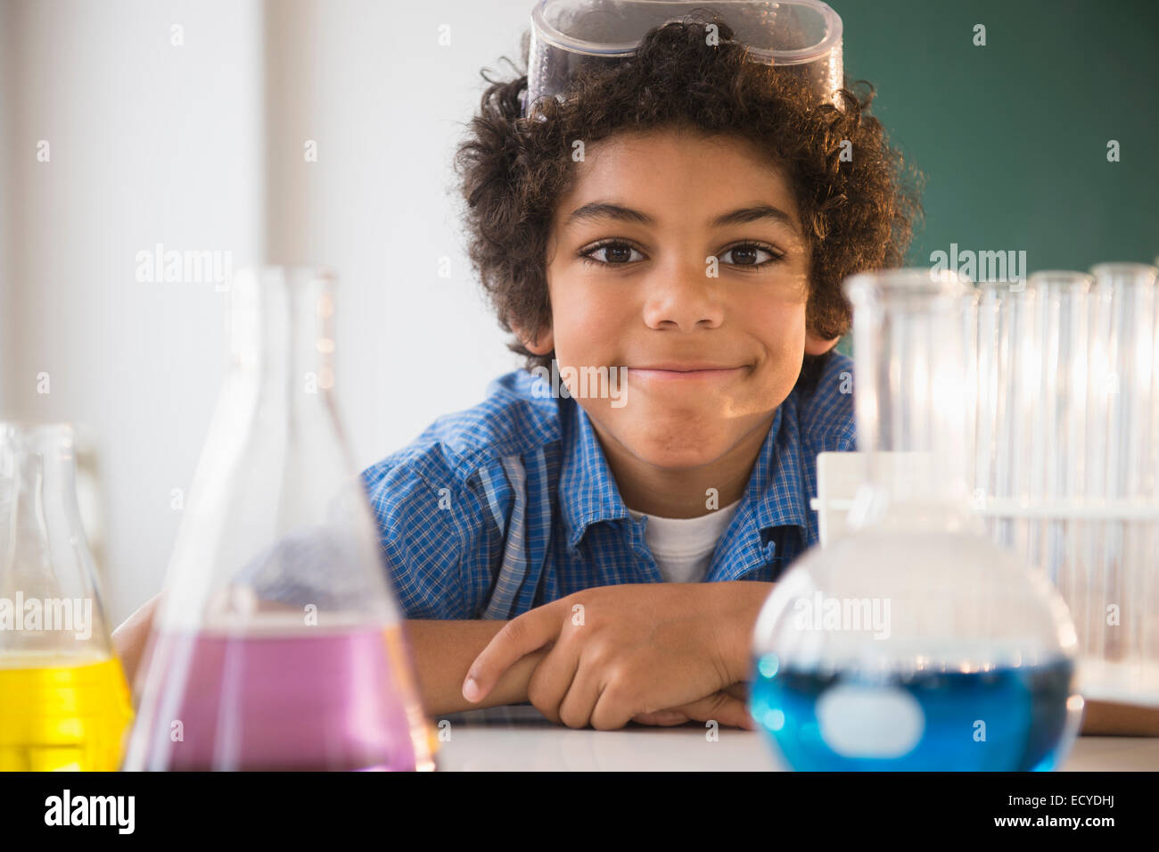 Child science lab hi-res stock photography and images - Alamy