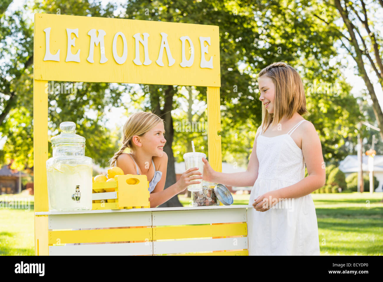 Lemonade stand hi-res stock photography and images - Alamy