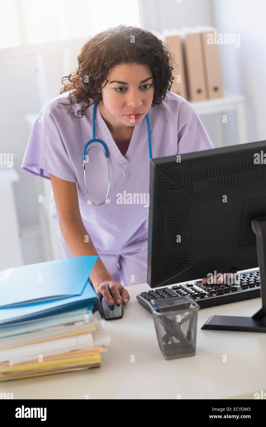 Nurse computer monitor hospital hi-res stock photography and images - Alamy