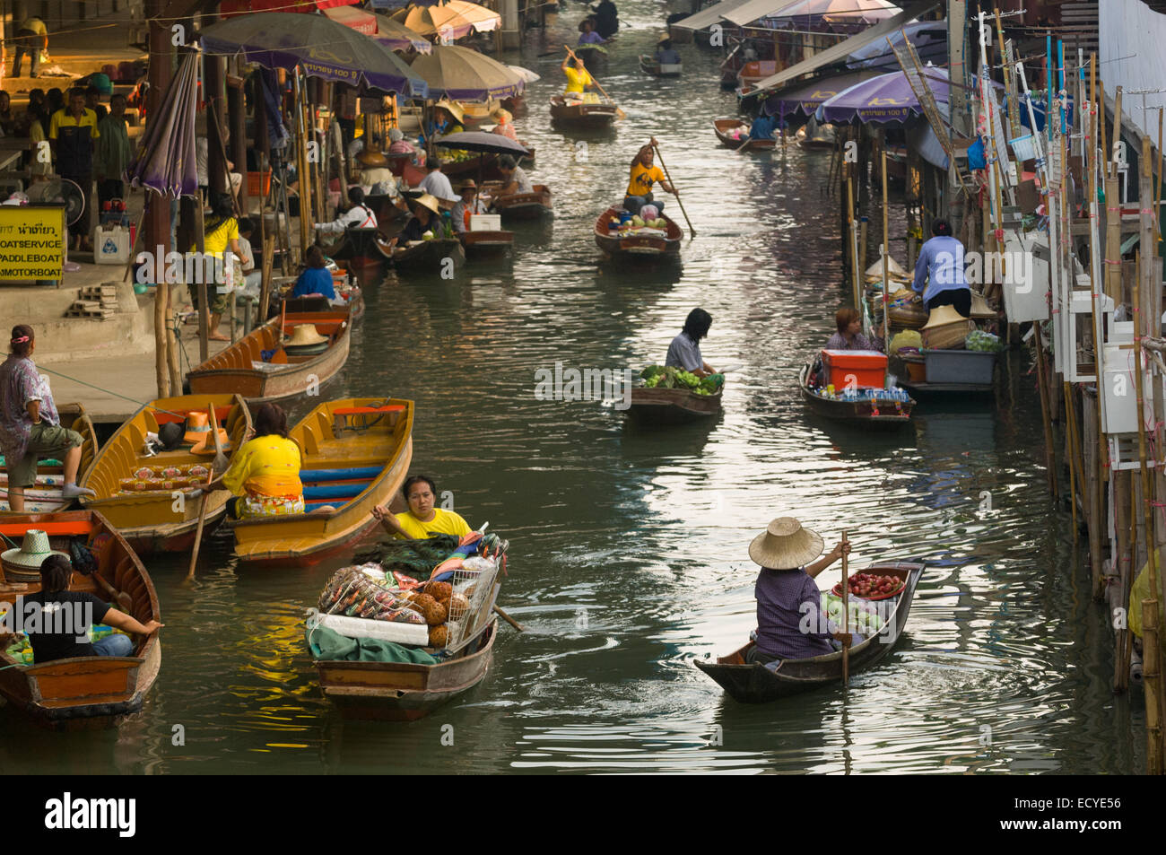 Crowded waterway of trading boats at the Damnoen Saduak floating market ...