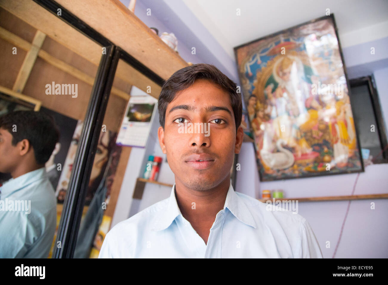 Hindu barber in Kathmandu, Nepal Stock Photo - Alamy