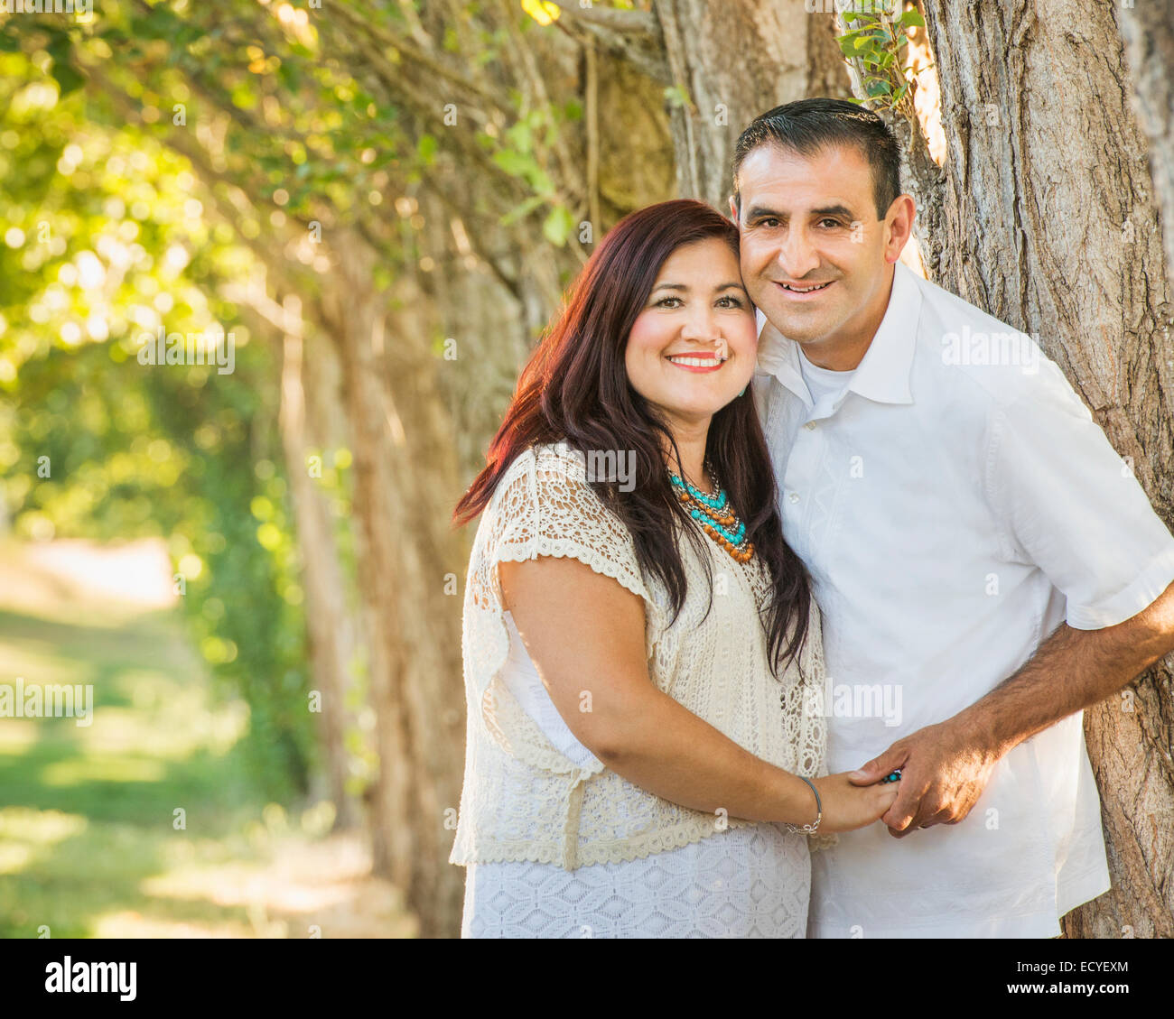 Couple hugging tree hi-res stock photography and images - Alamy