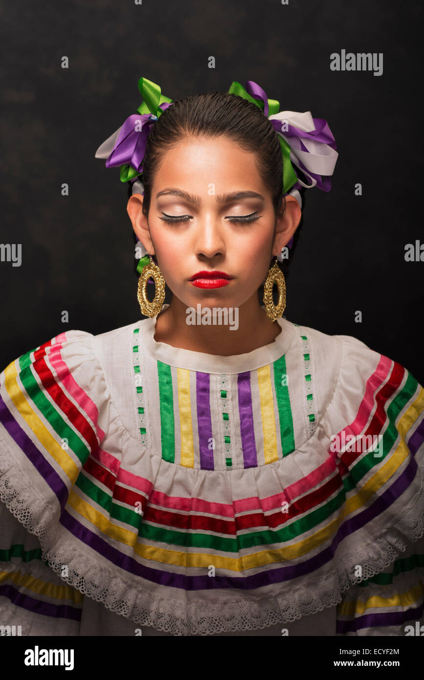 Danza folklorico hi-res stock photography and images - Alamy