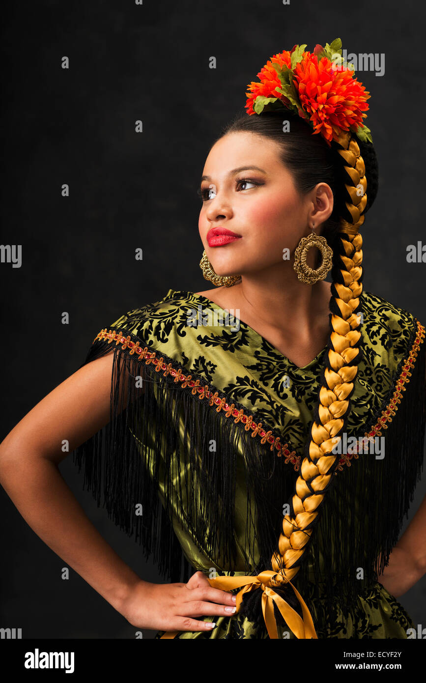 Danza folklorico hi-res stock photography and images - Alamy