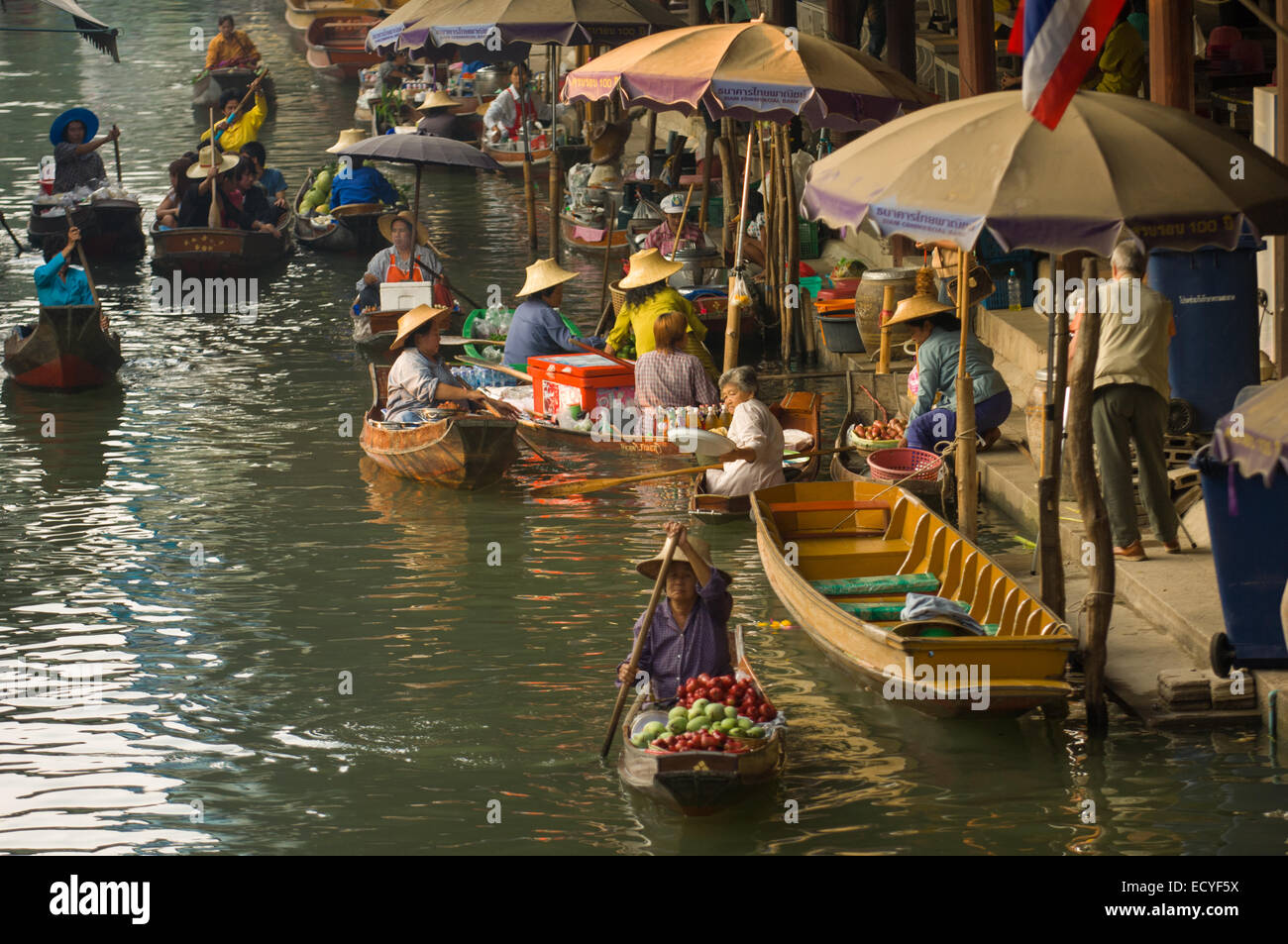 Crowded waterway of trading boats at the Damnoen Saduak floating market ...