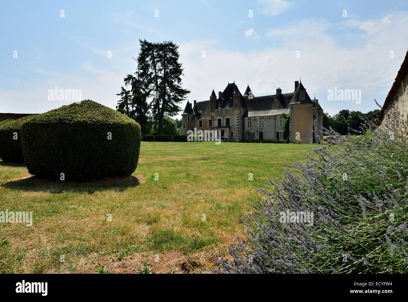 A la découverte du chateau de Boucard, au coeur des vignobles du coeur ...